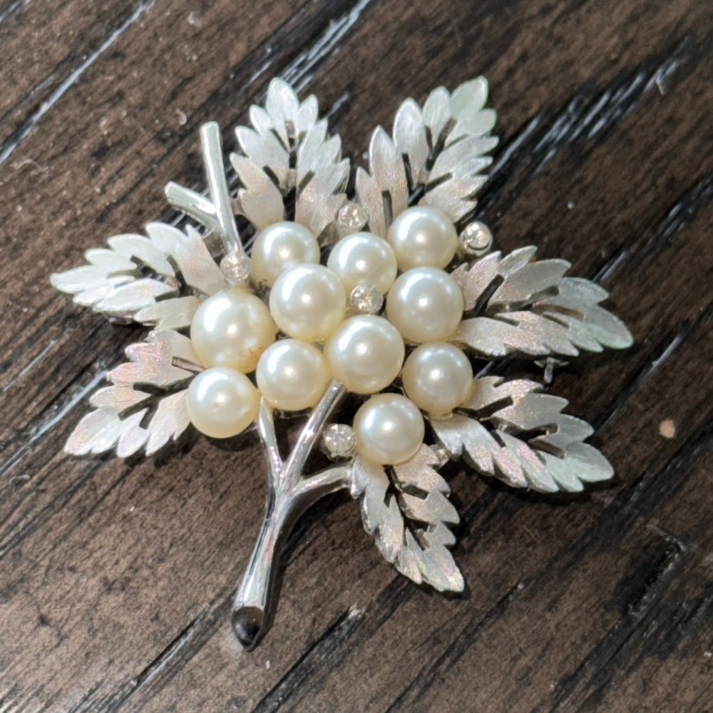 1960’s Crown Trifari Pearl/Crystal Leaf & Branch Broo… - Gem